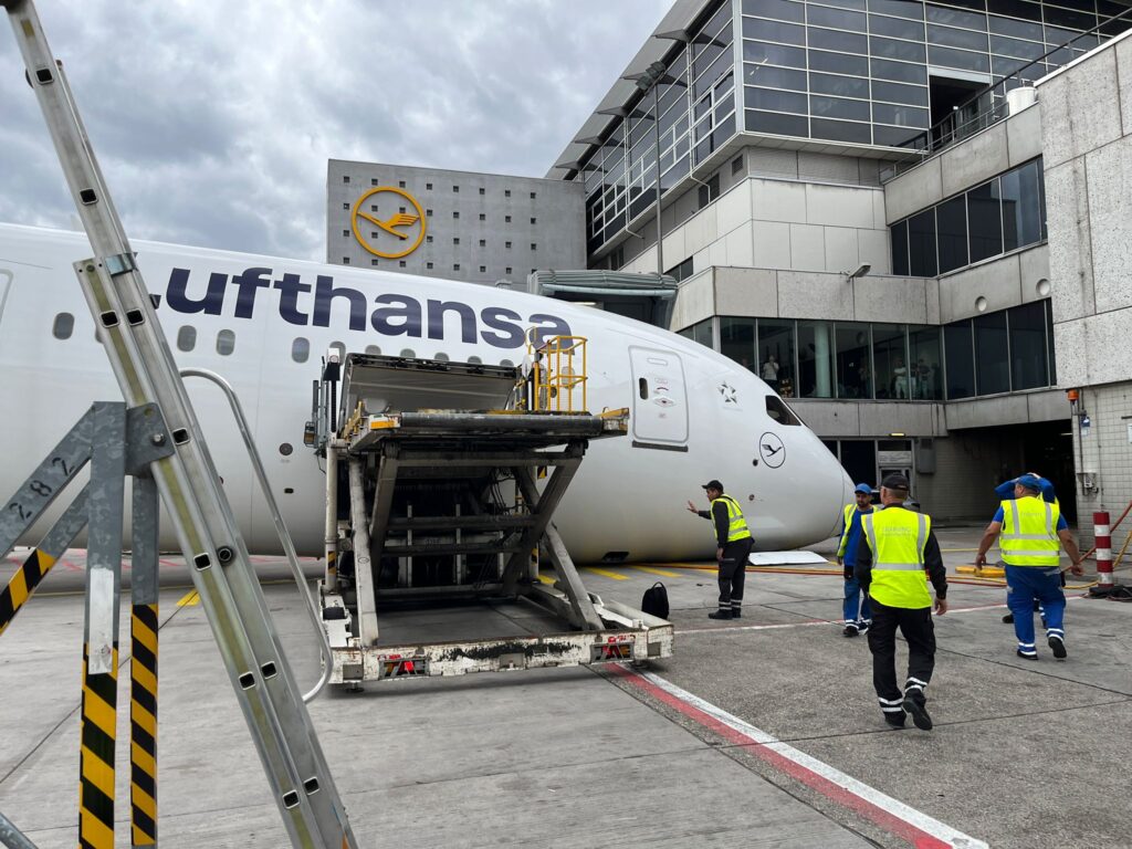 Lufthansa Boeing 787 Suffers Nose Gear Collapse at Frankfurt Airport ...